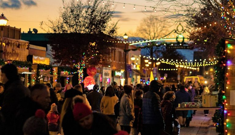 Outdoor Christmas Market makes festive return to Niagara Falls ...