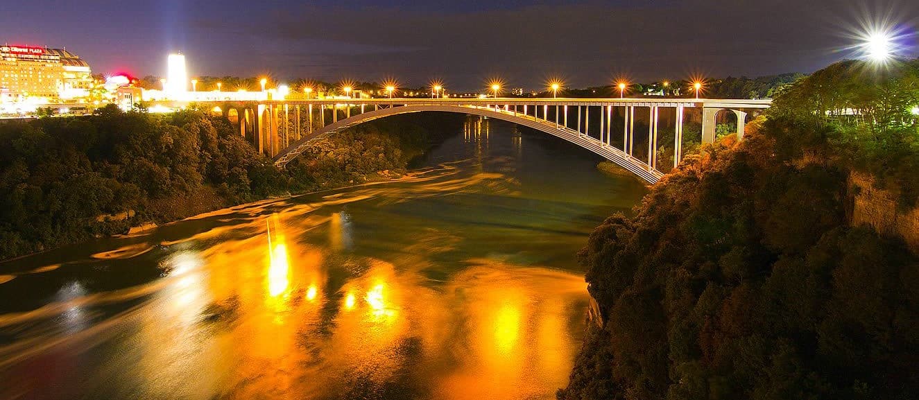 Take a walk across the Rainbow Bridge between two Niagara Falls ...