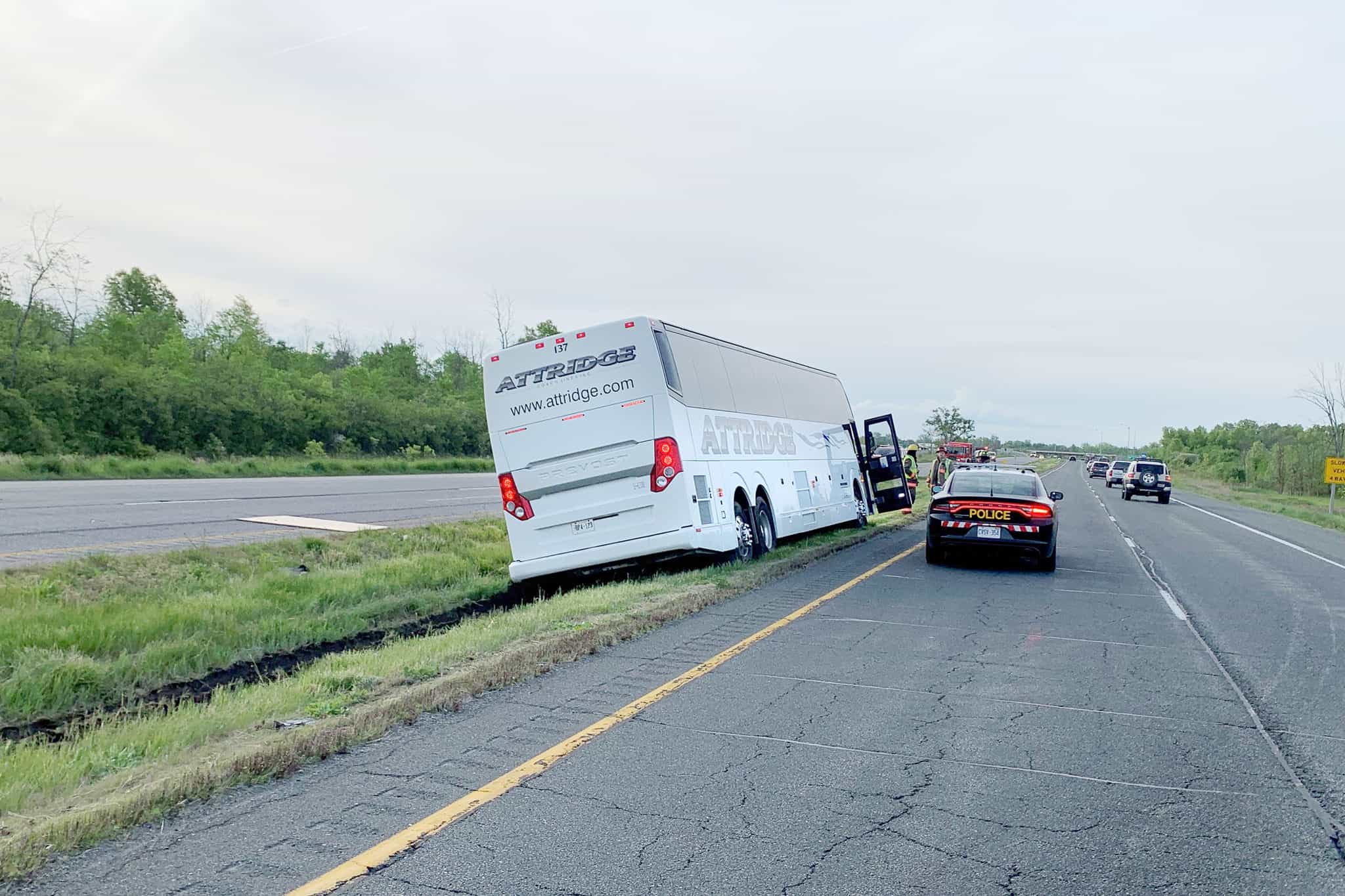 Tour bus lands in a ditch closing lanes on the QEW in Niagara Region ...